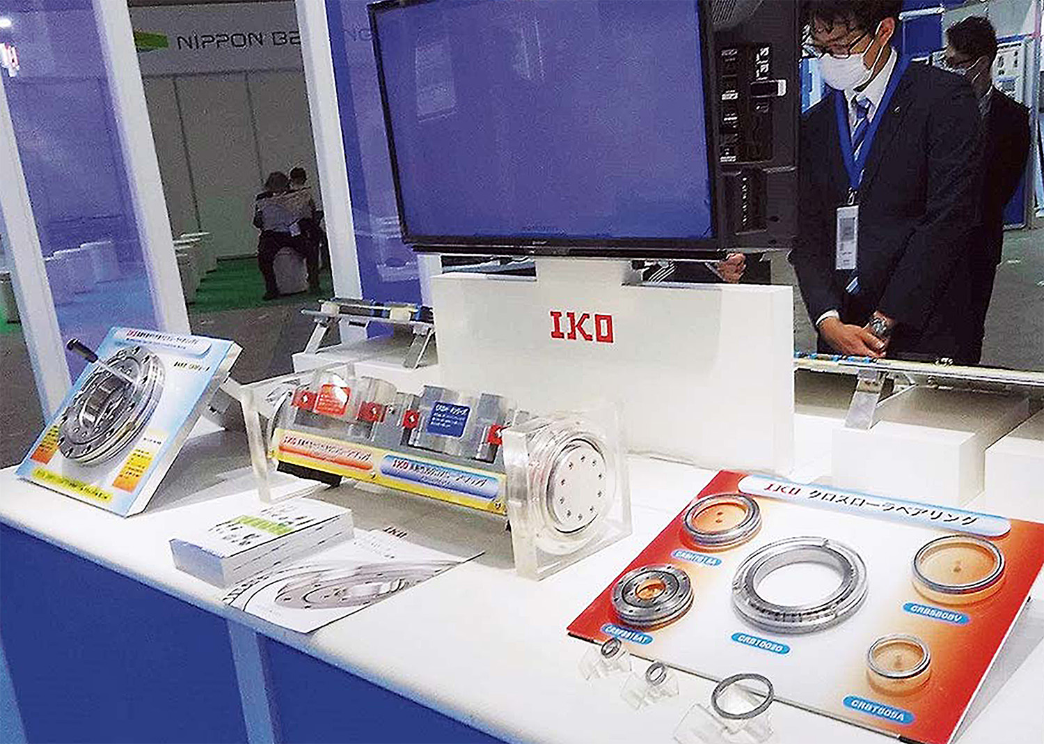 New Cross Roller Bearings Innovate Industrial Robots | AEI